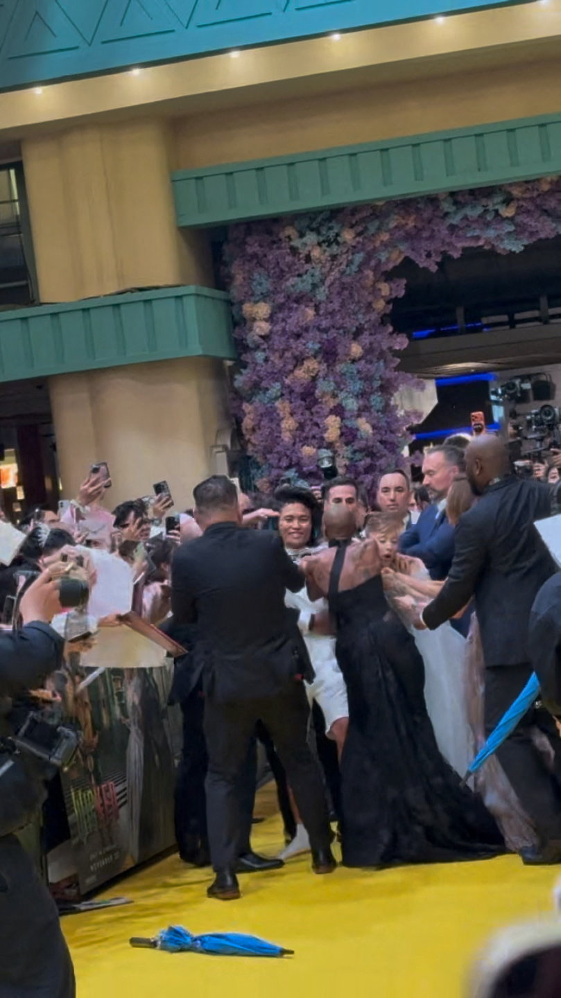 Ariana Grande shrugs off crazed fan incident at ‘Wicked: For Good ...