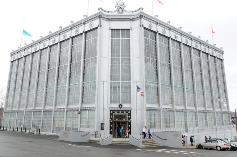 Family of Higgins Armory founder has reunion to see new Arms and Armor ...