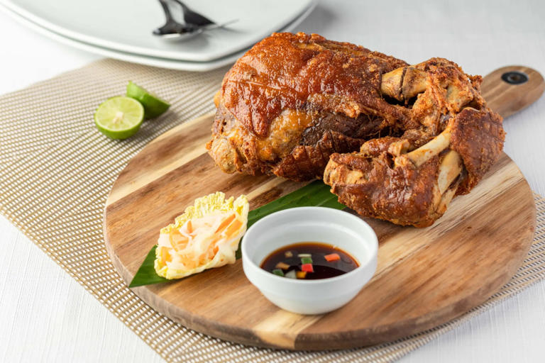 Iconic Filipino Chain Launches Its First "To Go" Canadian Outpost In ...