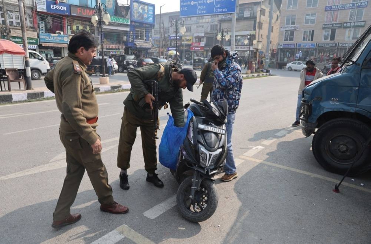 Indian police carry out sweeping raids in Kashmir