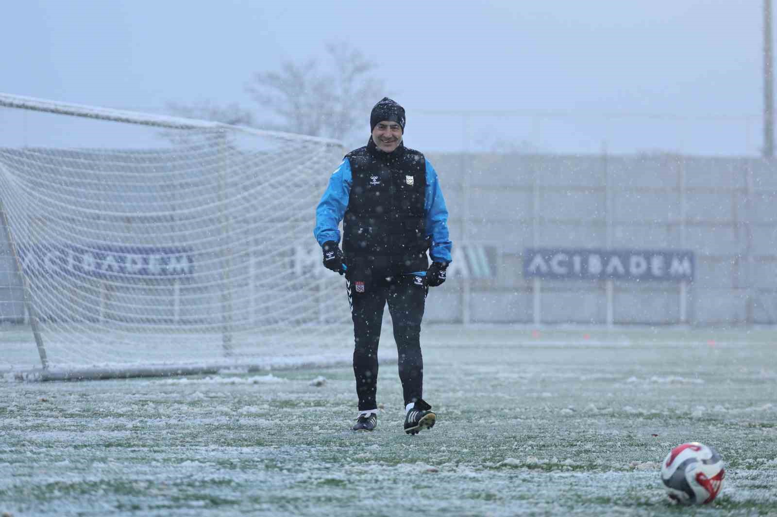 Sivasspor kar altında çalıştı