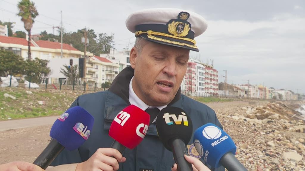 Duas pessoas resgatadas de veleiro encalhado em Algés