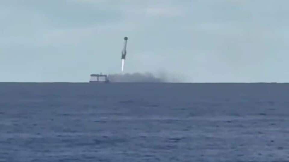 Jeff Bezos' Blue Origin nails pinpoint booster landing after launching ...