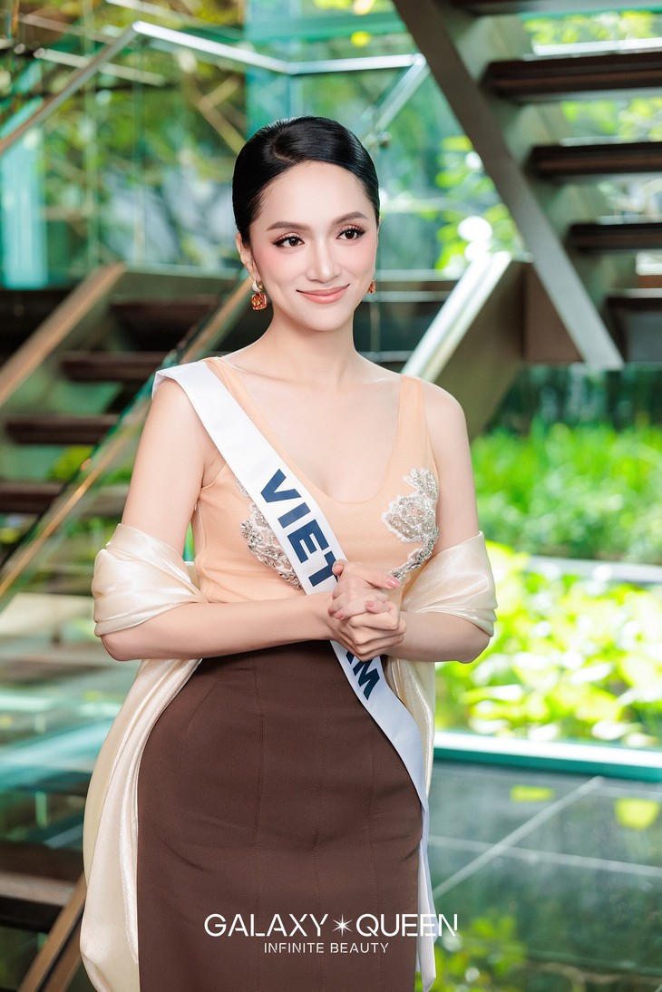 Hoa hậu Hương Giang diễn bikini tại Miss Universe 2025: Đánh tay xấu ...