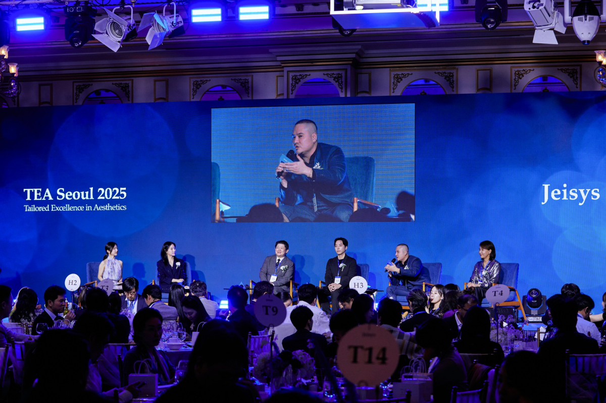 Bác sĩ Mập Hồng gặp Lee Young Ae tại hội nghị thẩm mỹ Hàn Quốc