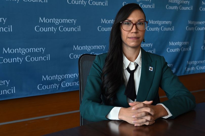 Momento en que agentes armados de ICE 'sujetan' a una concejala que ...