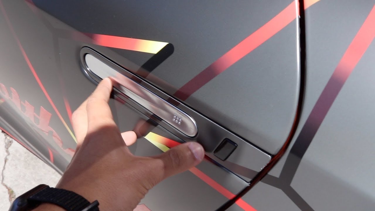 People Struggle to Open Nissan GTR Door - Compilation