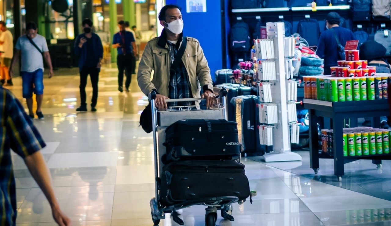 The Simple Luggage Trick Airport Workers Say Guarantees Your Bag Comes ...