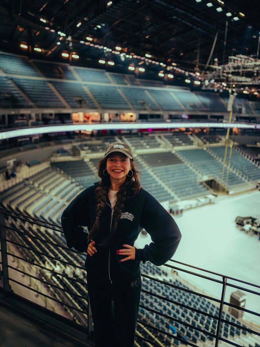 Nina Chuba trägt Jäckli von Zürcher It-Label