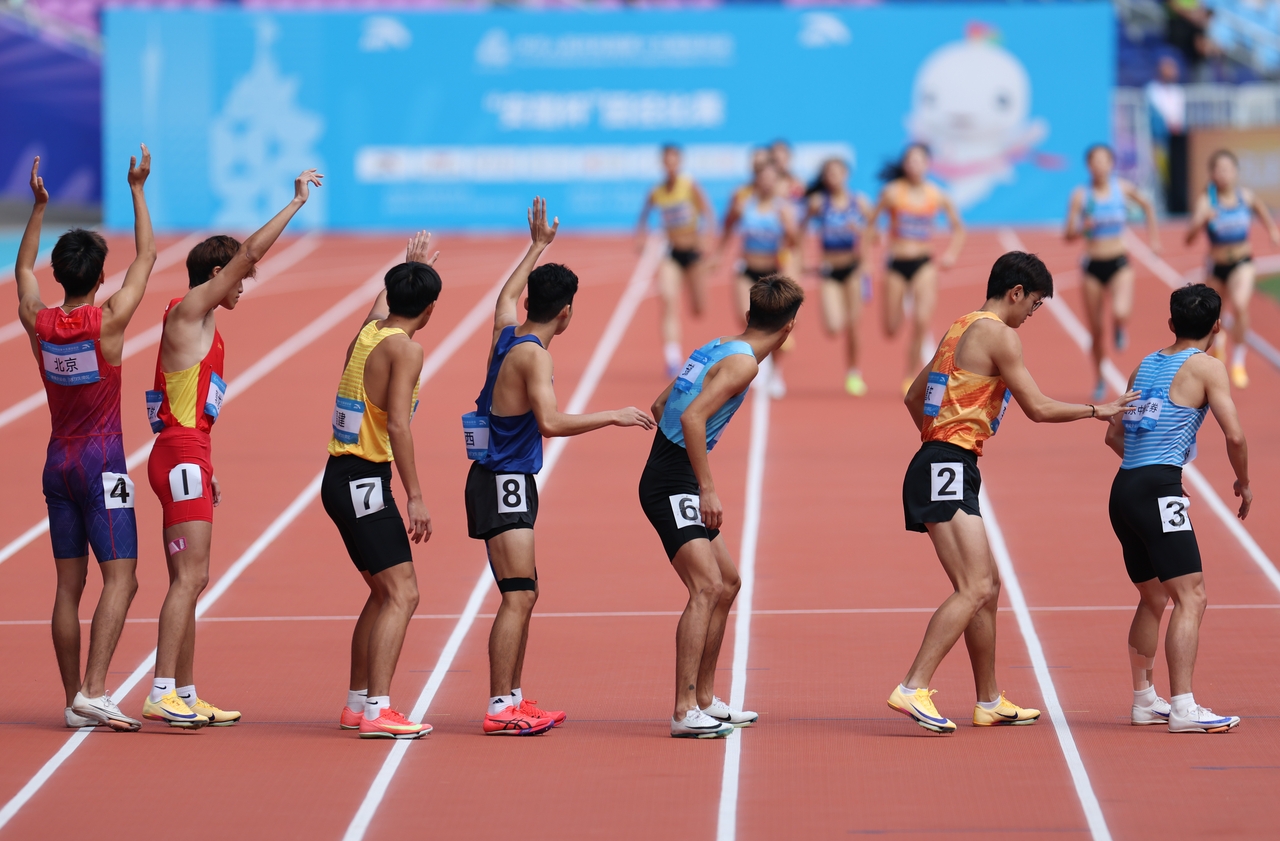 中新社：（粤港澳全运会）田径4x400米混合接力开赛