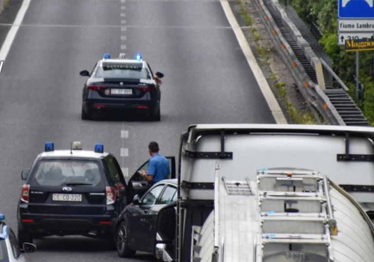 Cocaina e hashish nell’auto. Arrestati dopo una folle fuga
