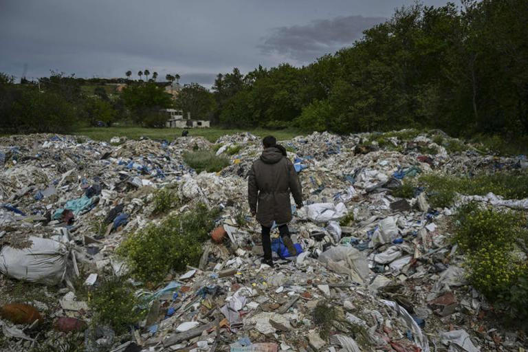 Komşu'da çöp dağları patlamak üzere! Gömüyorlar: Milyonluk fon nereye ...