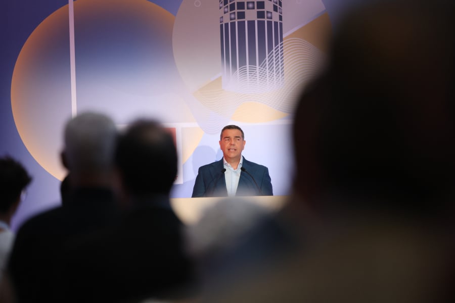 Ο Αλέξης Τσίπρας σηκώνει το γάντι: «Και τώρα οι δυο μας»