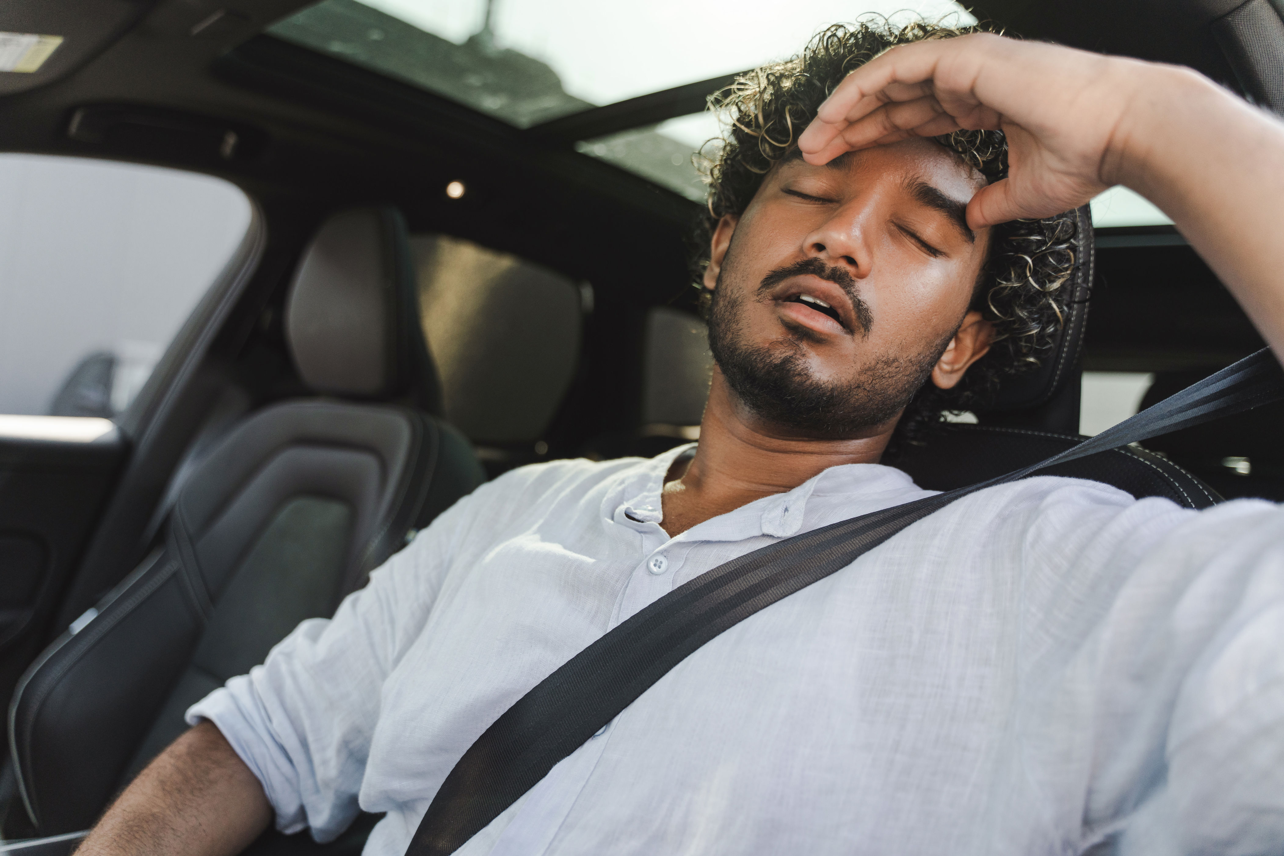 Waarom elektrische auto’s zoveel passagiers misselijk maken, zelfs in ...