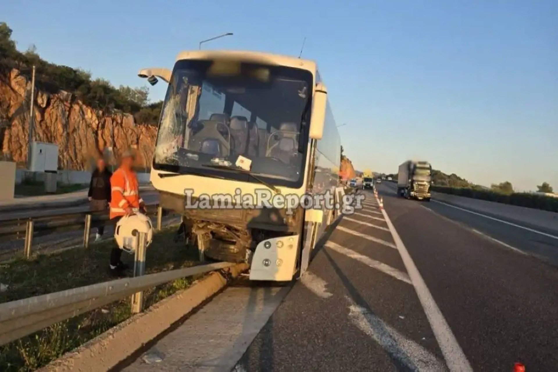 Λαμία: Λεωφορείο έπεσε στις μπάρες στην εθνική οδό – Έξι τραυματίες ...