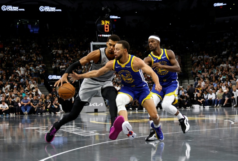Curry's 49 points propel Warriors in 109-108 win over Spurs