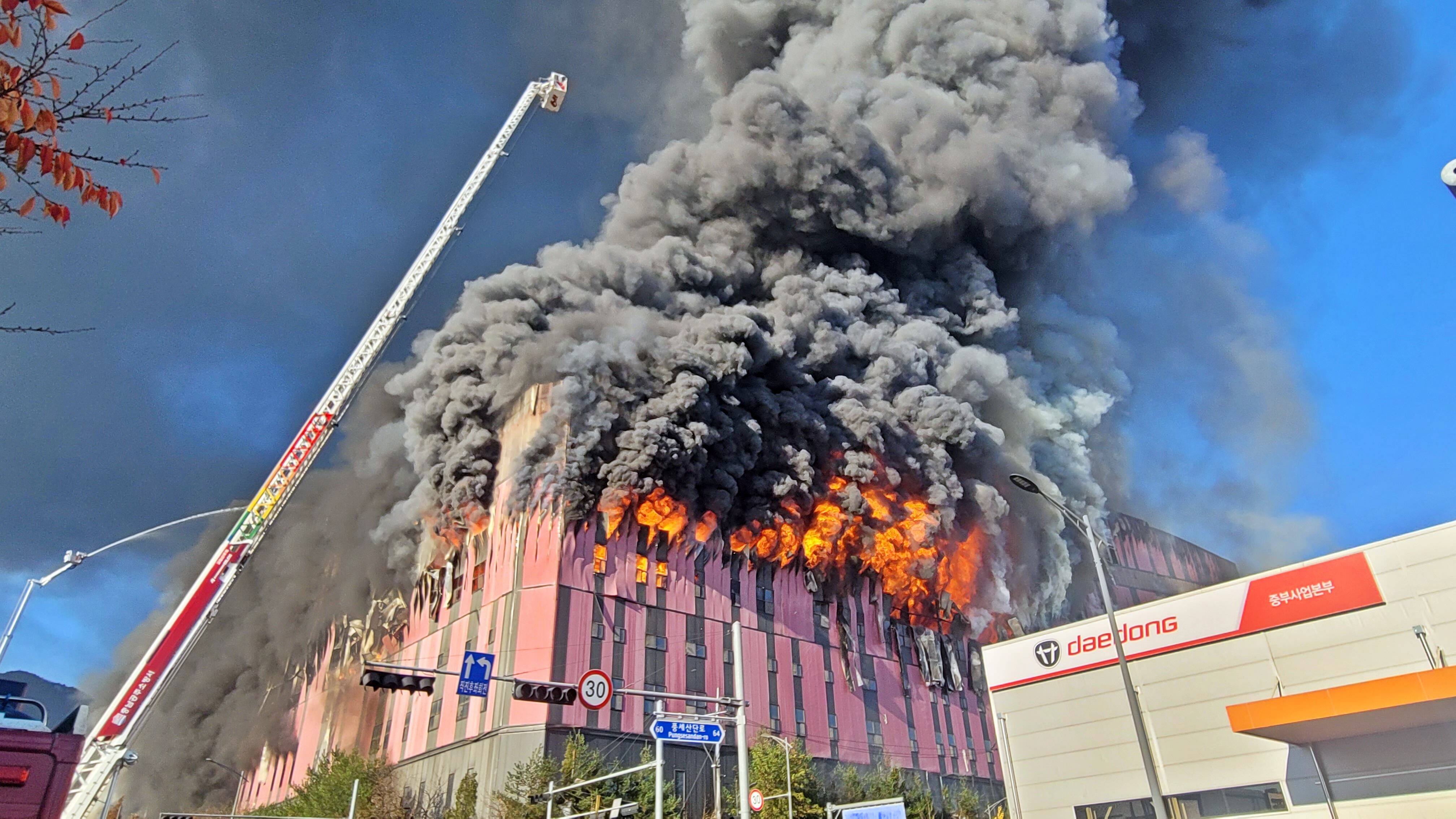 Fire at E-Land Fashion Logistics Center Escalates to Response Level 2