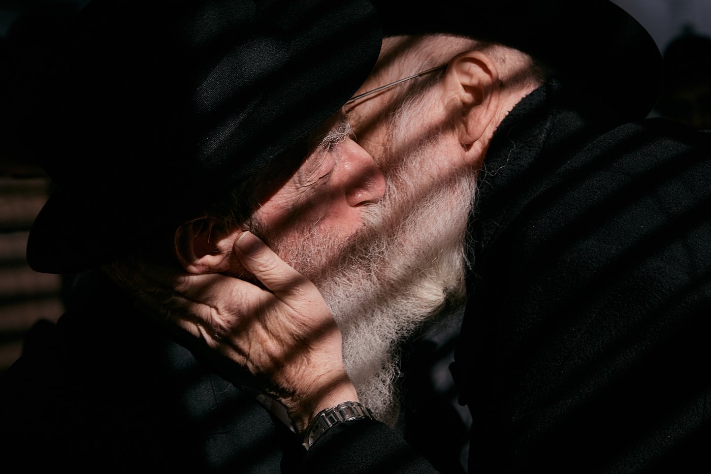 Photos of Hasidic Jewish rabbis praying at resting place of 'the Rebbe ...