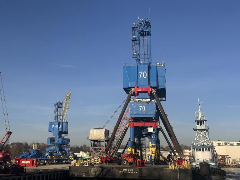 Manitowoc's 'skyscrapers,' two big blue cranes could ship as early as ...