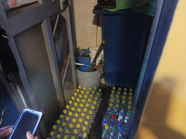 Vendían ‘guanchaca’ a 50 centavos en una licorería clandestina bajo un ...