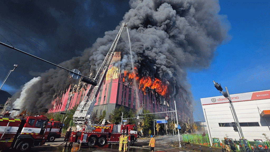 Fire at E-Land Fashion Logistics Center Escalates to Response Level 2