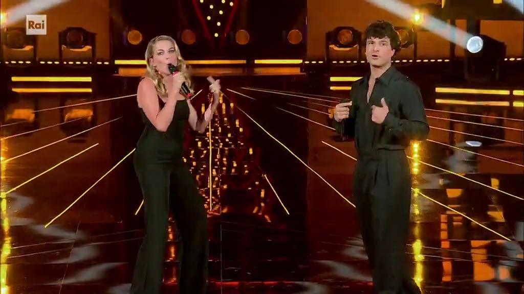 Claudia Gerini e Leo Gassman - Il gatto e la volpe - The Voice Senior ...