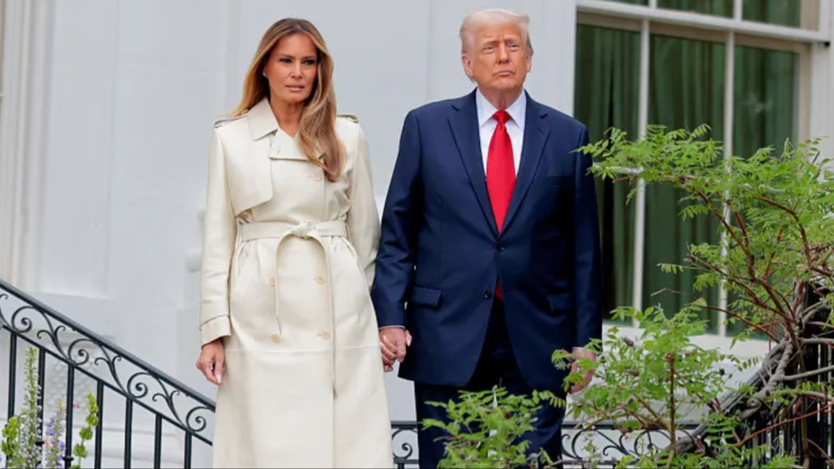 ‘He Is No Gentleman': Trump Hogs the Umbrella and Walks Off While ...