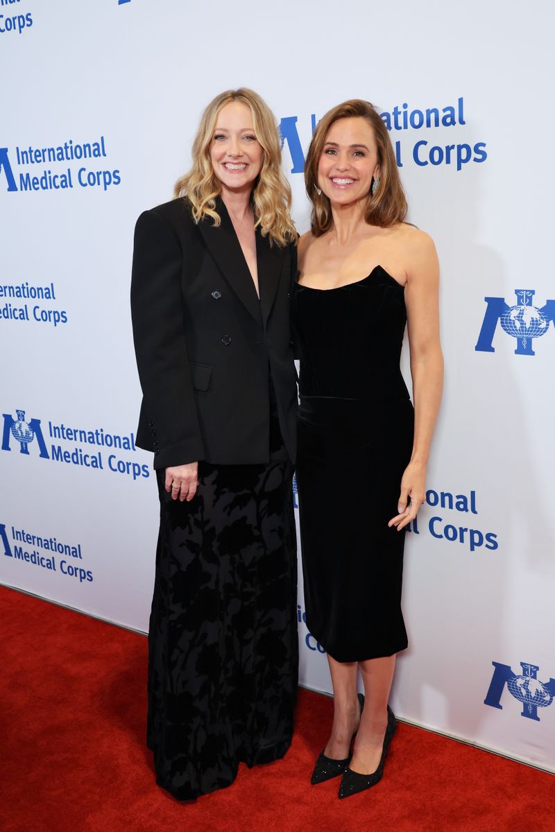 Jennifer Garner looks like she turned back time and reunites with Judy ...