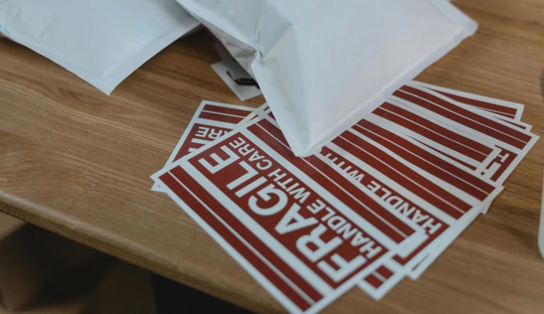 The Simple Luggage Trick Airport Workers Say Guarantees Your Bag Comes ...