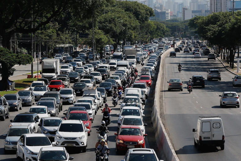 Carros compactos, motos, patinetes: a solução para o trânsito pode ...