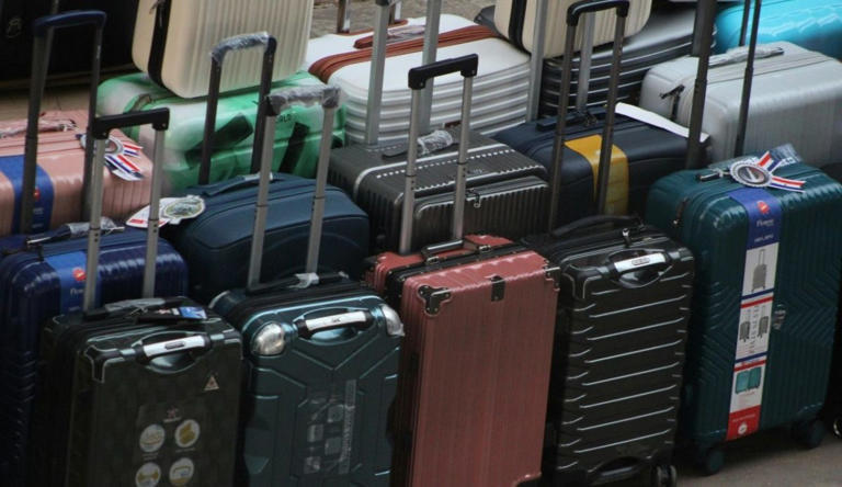 The Simple Luggage Trick Airport Workers Say Guarantees Your Bag Comes ...