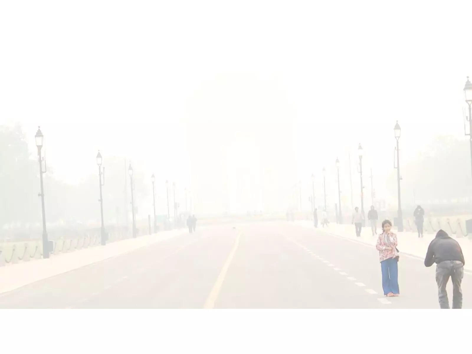 Delhi chokes as AQI hits 386