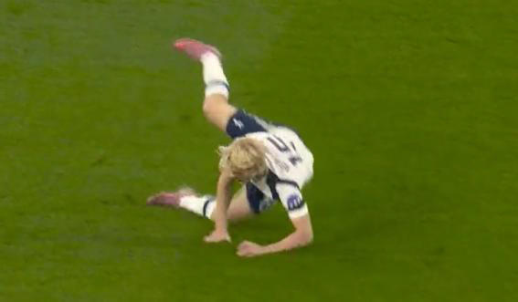 Head thump during the game! Fell down with a faltering → He got out of ...