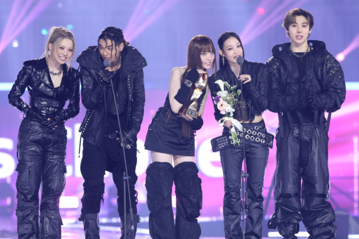 Nhóm nhạc có tiểu thư tài phiệt gây tranh cãi vì giành giải Daesang