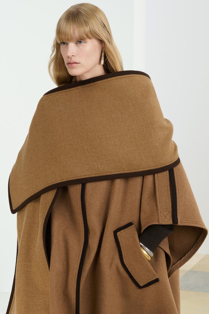 El impresionante abrigo largo con capa de Zara que triunfa entre las ...