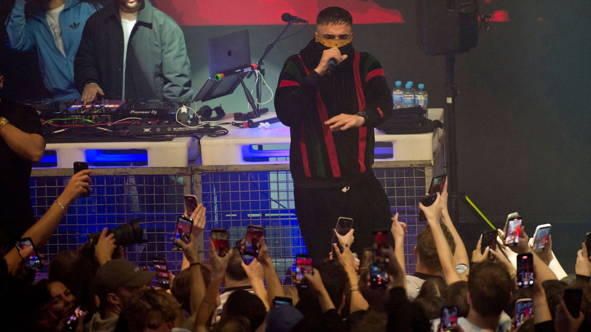 Haftbefehl: Erstes Konzert nach Netflix-Doku - Rapper verkündet »Ich ...