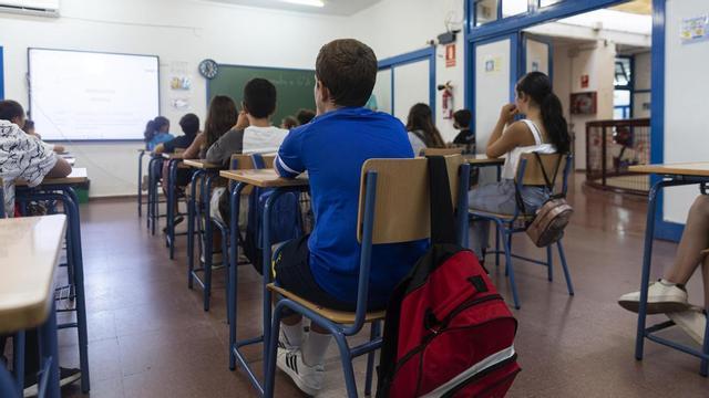 Sesenta colegios de la Región piden dar clase hasta los 14 años ...