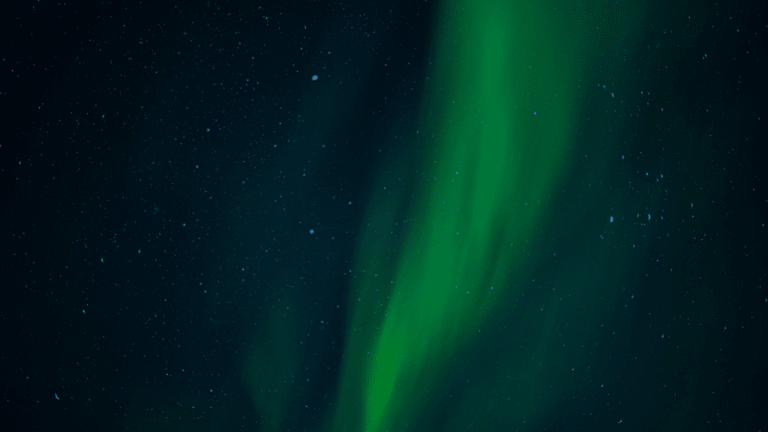Spectacular timelapse captures Northern Lights dancing over the North ...