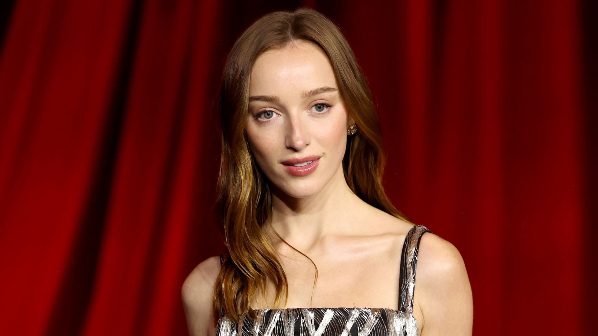 Adiós a Daphne Bridgerton: Phoebe Dynevor sorprende con un corte 'bob' moderno (y más rubio) que ...