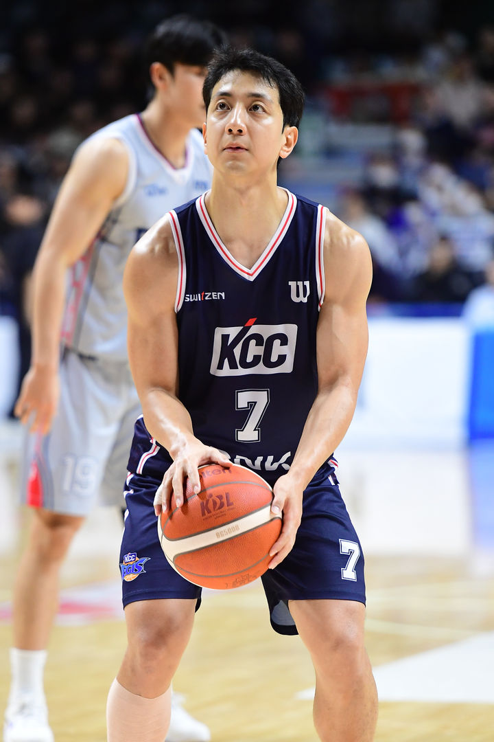 프로농구 LG, KT 꺾고 단독 선두 도약…DB·KCC도 승전고(종합)