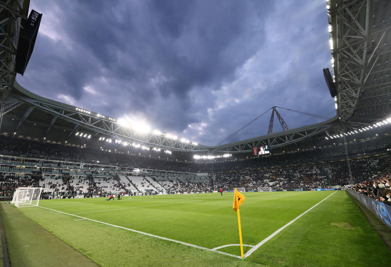 14-man Springboks survive controversial red card to beat Italy