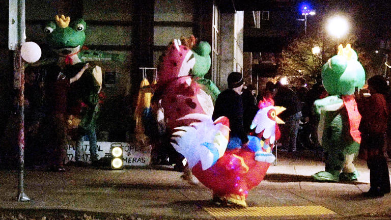 “Patriot Weekend” and counter protests of inflatable animals at ICE ...