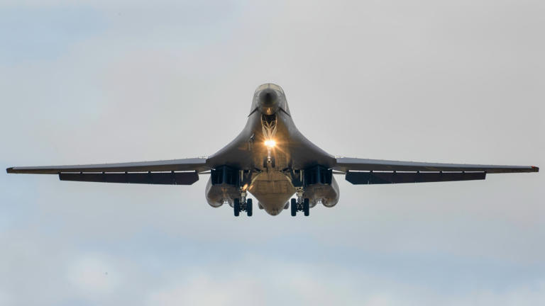 The B-1B Lancer bomber can carry 75,000 pounds of weapons at Mach 1.2 ...