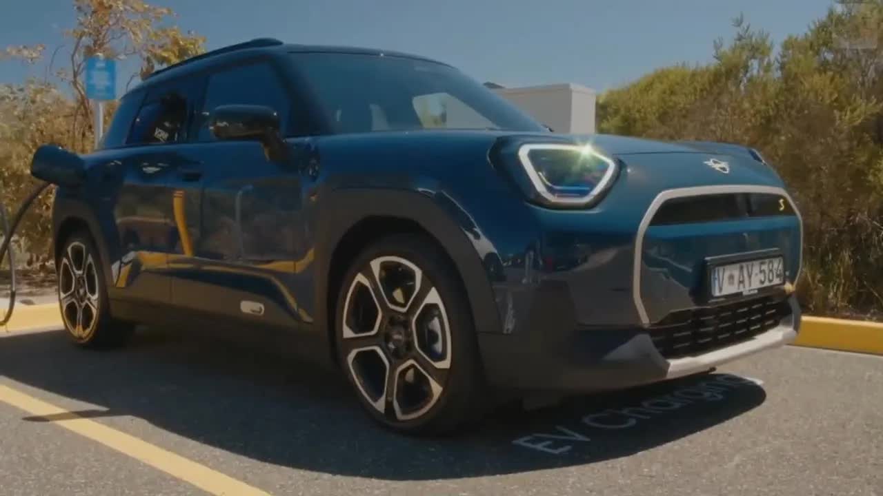 2025 MINI Aceman SE in Indigo Sunset Blue – Elektro-Style aus dem Hause BMW