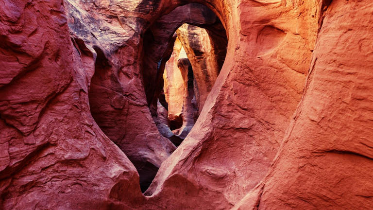 Mars may hide water carved caves that once sheltered life