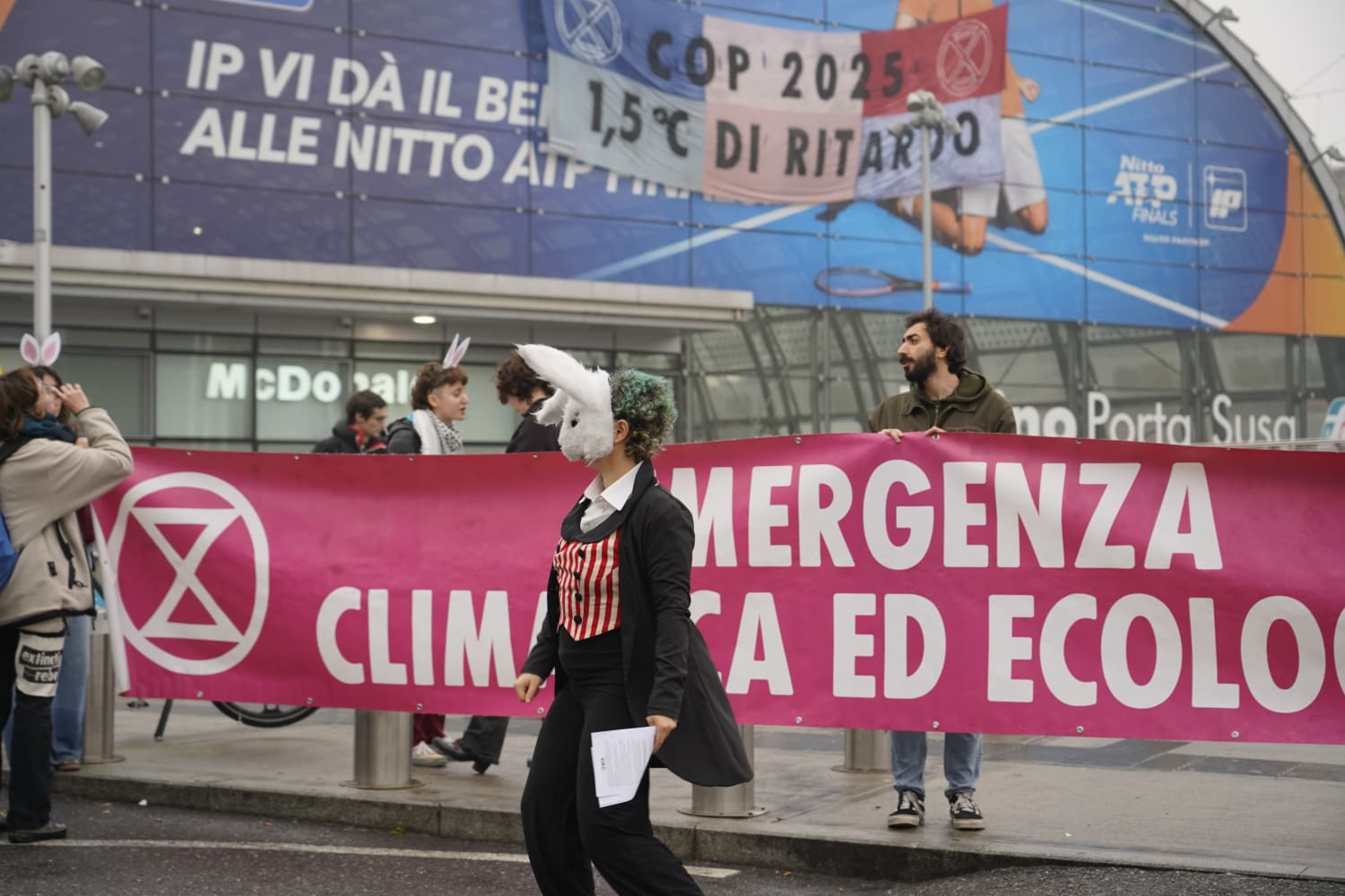 Torino, raid di Extinction Rebellion a Porta Susa