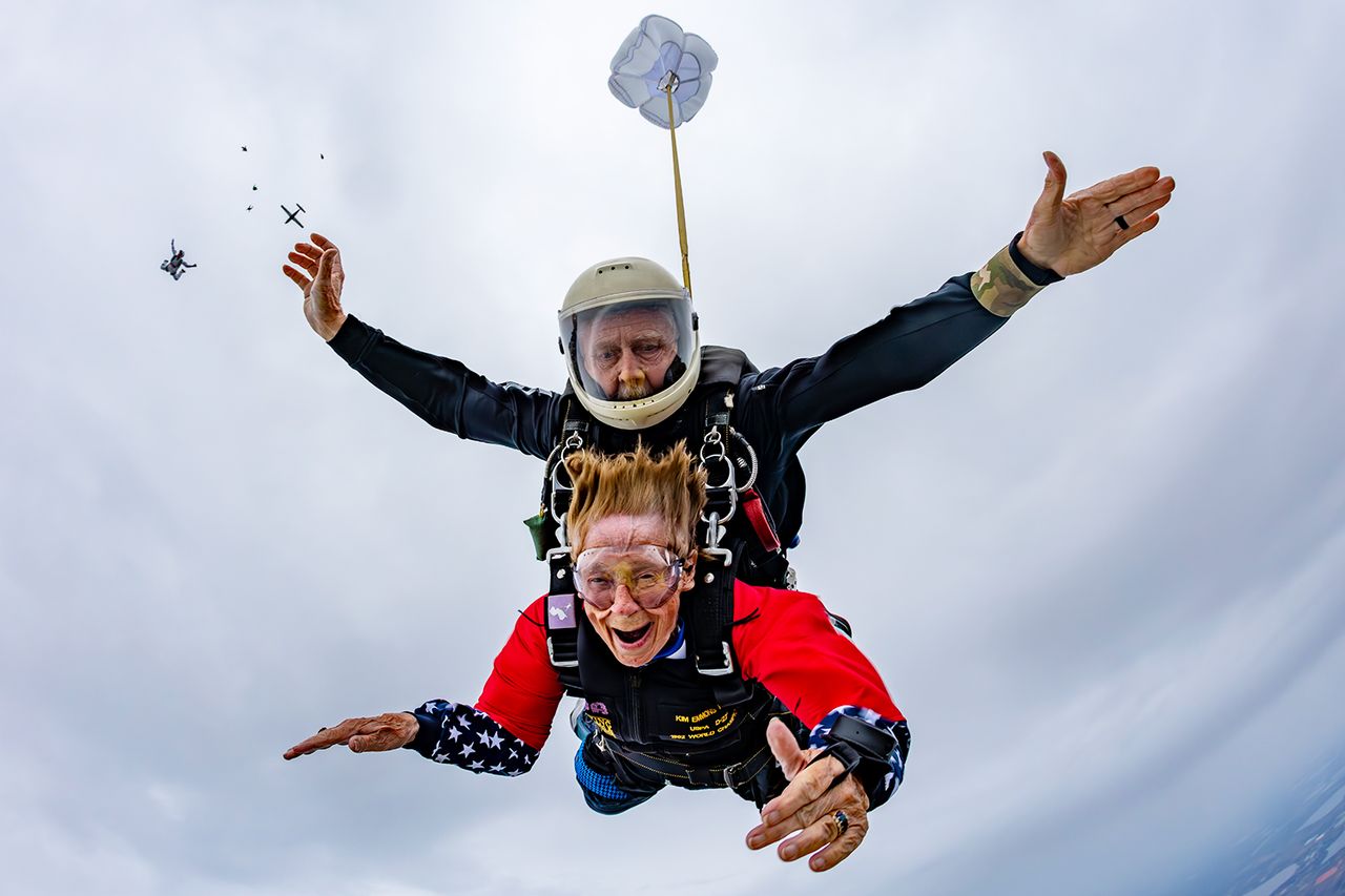 Grandma, 86, Marks Her 1,000th Skydive While Joined by 3 Generations of ...