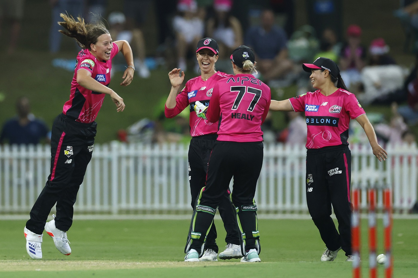 Caoimhe Bray's hat-trick keeps Sydney Thunder winless
