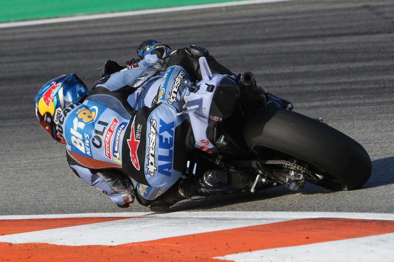 MotoGP Valensiya sprint: Alex Marquez galibiyete ulaştı, Acosta ikinci ...