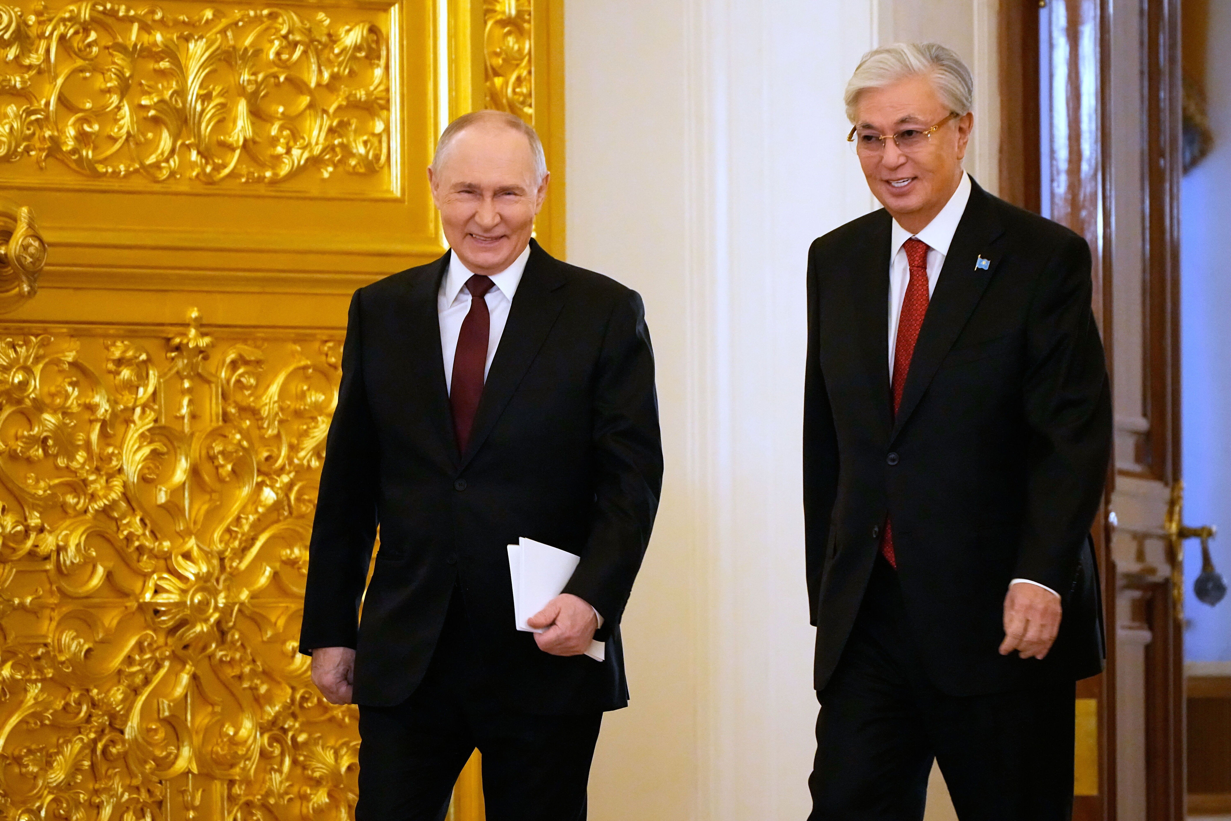 Przyjaźnić się z USA, ale też z Rosją. Elastyczny jak prezydent Kazachstanu